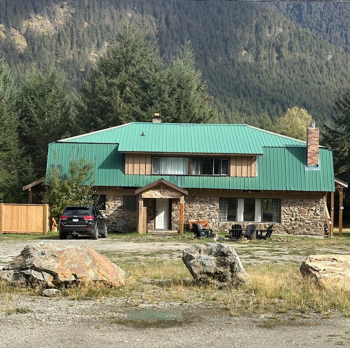 The Sunshine Valley Inn - Very Private -On 7 Acres - Sunshine Valley, BC