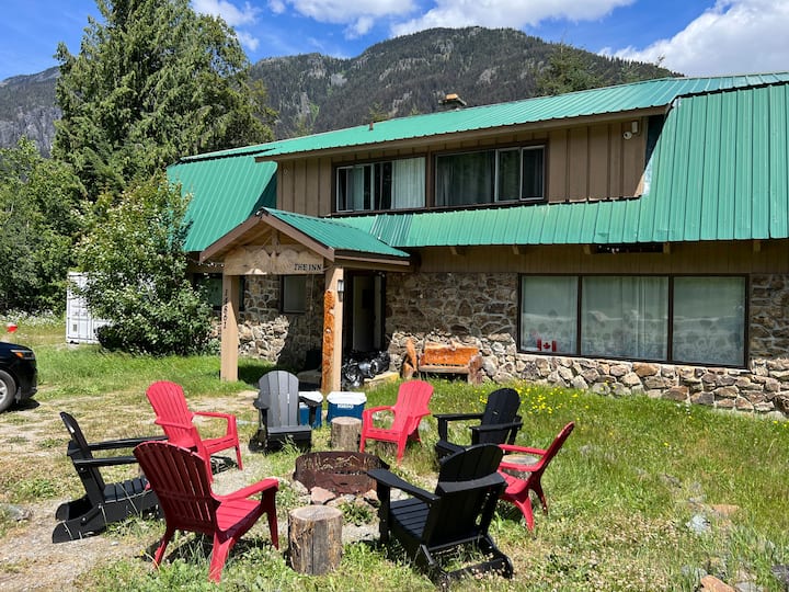 The Sunshine Valley Inn - Very Private -On 3 Acres - Sunshine Valley, BC