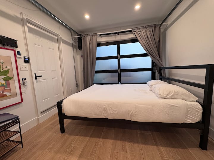 Dc Brick And Bloom - (2 Stops To Nw Stadium) - Washington, D.C.