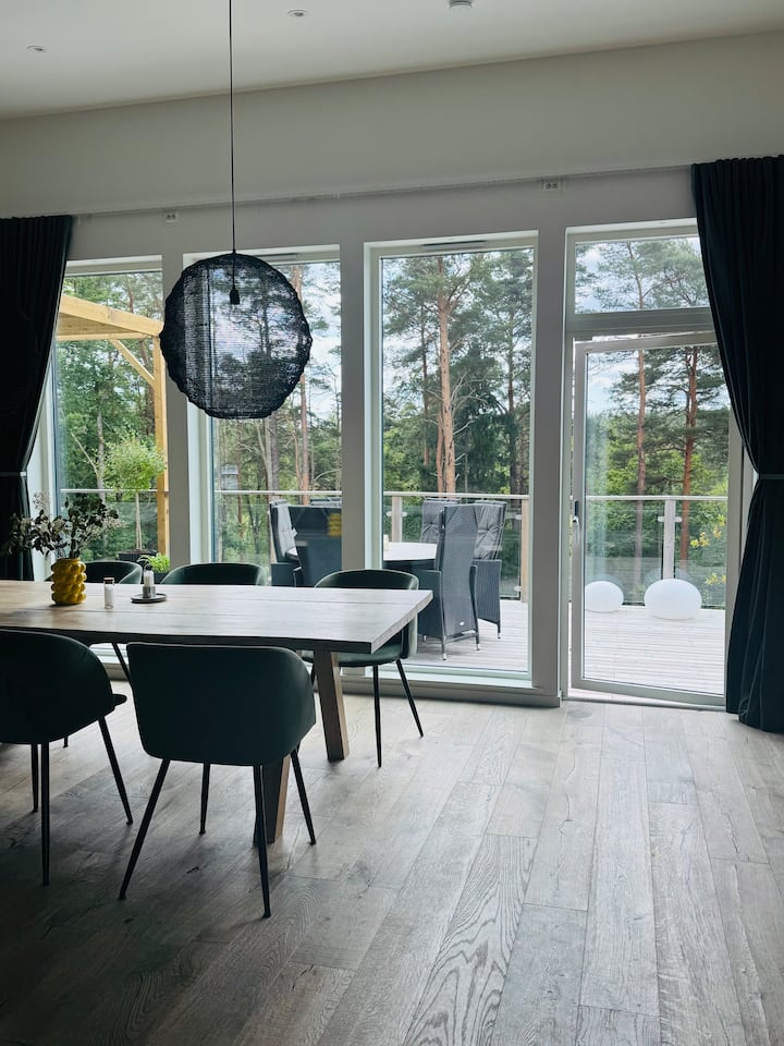 Stort Hus Med Härlig Utsikt Bland Trädtopparna - Lerum