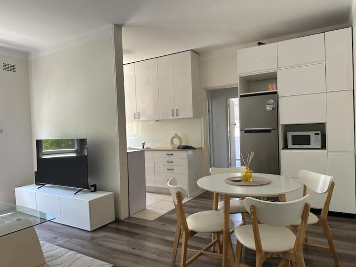 Lovely Two Bedroom, Fully Furnished Unit In Coogee - Sutherland