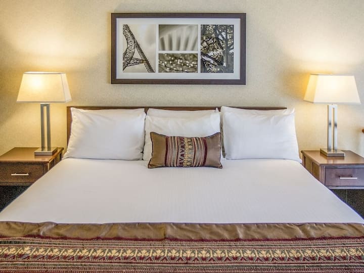 Relax And Unwind! Seasonal Pool, Parking! - Bellevue, WA