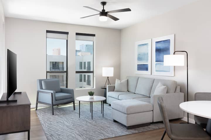 Luxe Downtown Apt | Resort Pool - Phoenix, AZ