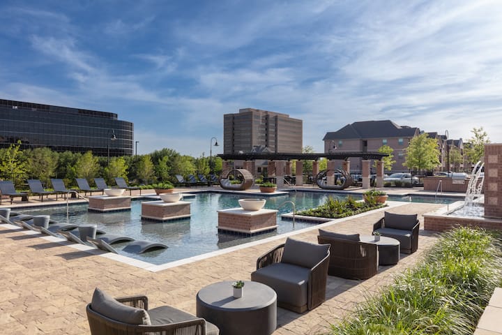 Spacious 2 Bed | Resort-style Pool - Dallas, TX