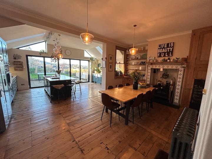 Stunning Large 4 Bed Home In Dorking Town Centre - Shere
