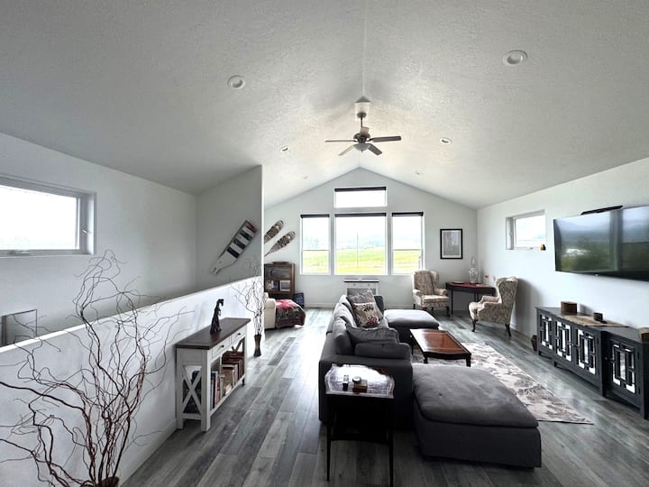 Above The Barn In Corvallis - Corvallis, MT