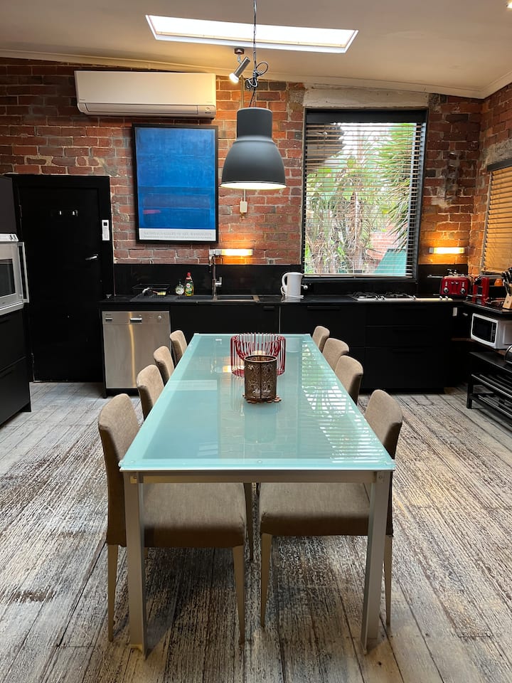 Beachside Loft / Warehouse Artists' Retreat - Mordialloc