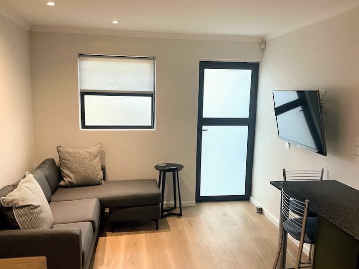 Freshly Renovated Studio | Central And Convenient - Goodwood