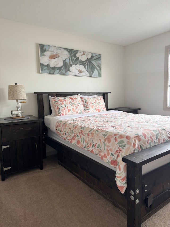 Family Friendly 3 Bedroom Townhouse | Sleeps 8+ - Saskatchewan