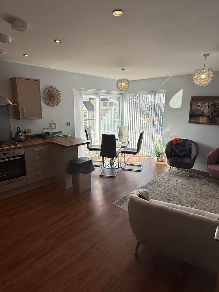 Christchurch Apartment, Great Location, W Parking - Highcliffe