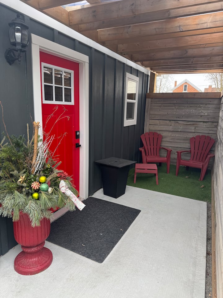 Red Door Retreat Guesthouse - St. Catharines