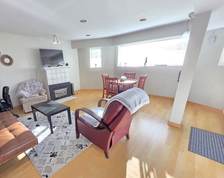 Cheerful 2-br Suite-on-site Free Parking For Car - North Vancouver