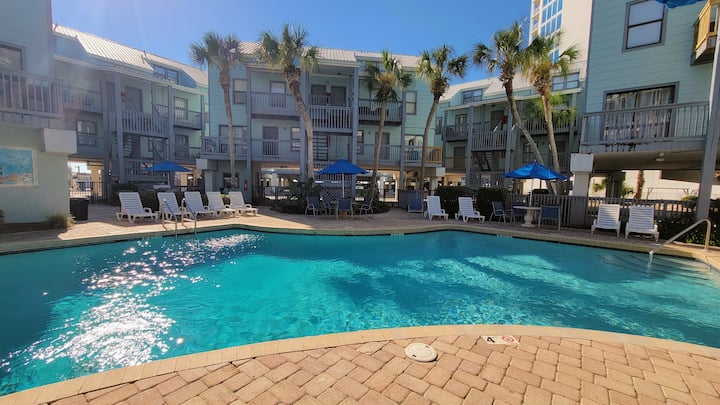 King Bed! Just Remodeled! Hangout! Beachside! - Gulf Shores, AL