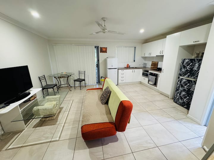 Cheerful 1 Bedroom Entire House - Rosewood