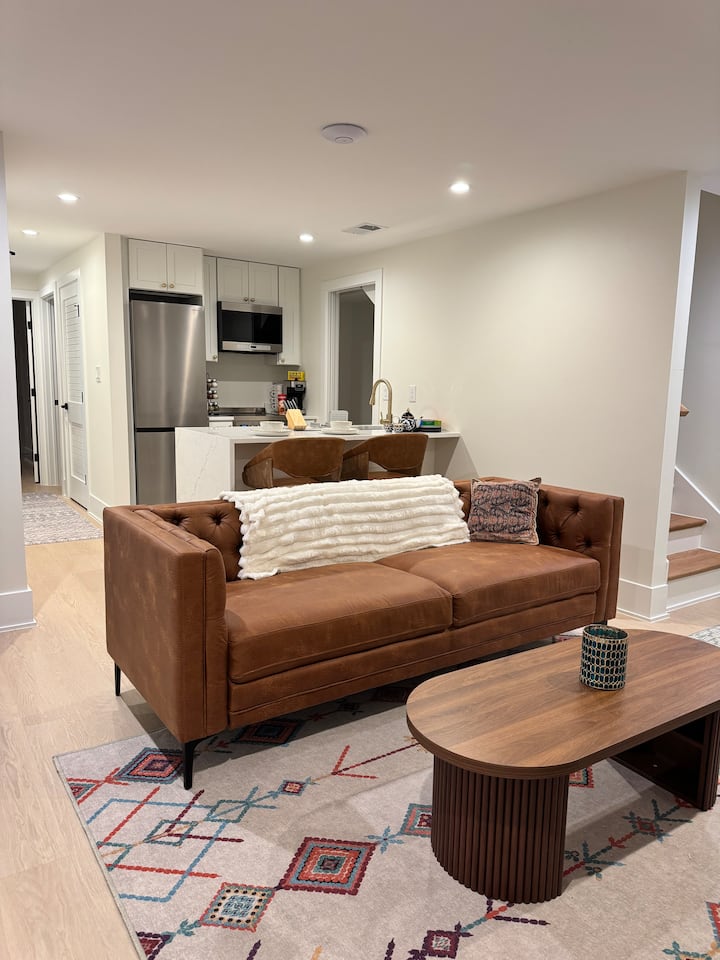 New Cozy 2br | Soaking Tub + 60amp Ev Charger - Washington, DC