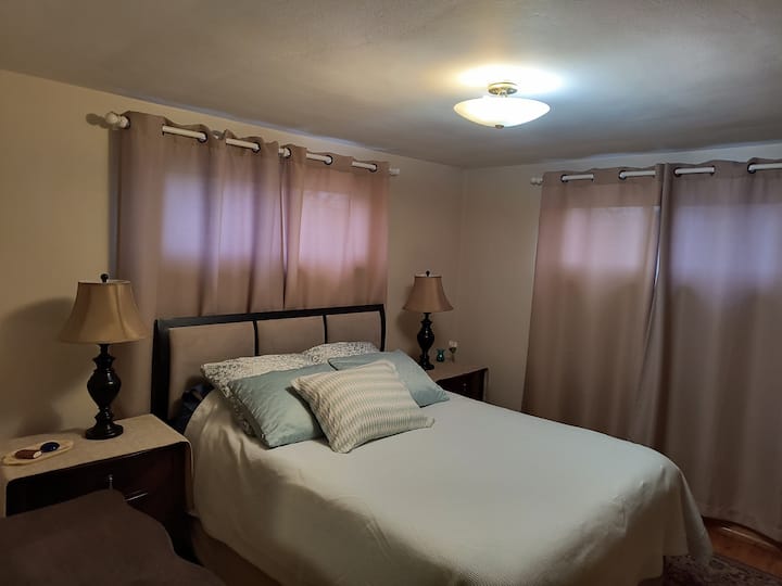 Entire Apt Near Mt Mary College - Wauwatosa, WI