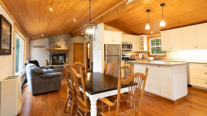 Palette Lake Lodge - Secluded Waterfront Cottage - Huntsville