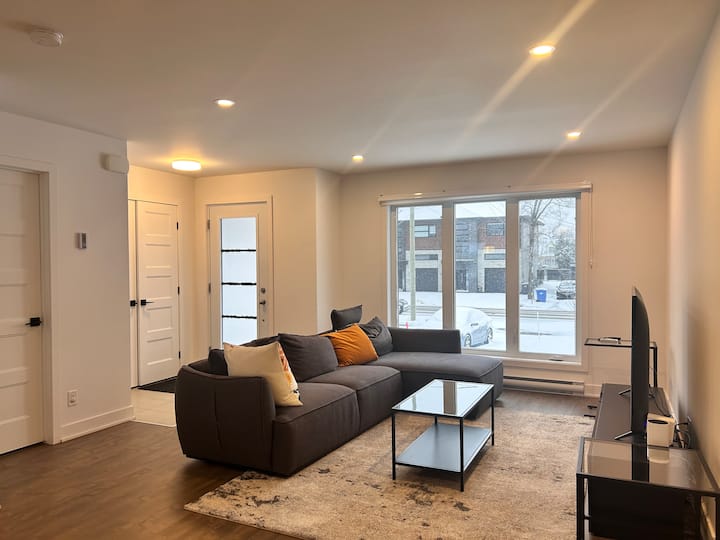 Spacious Home • Transition & Pro Comfort • Parking - Longueuil