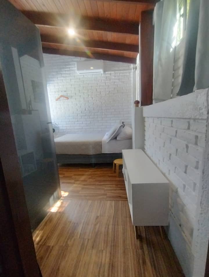 Habitación, Aire Acondicionado Y Toilette Privado. - Montevideo