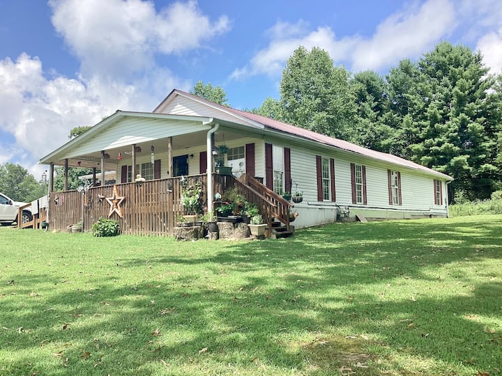 Welcome To The Old Farmhouse. 3 Bedroom House. - Rugby, TN