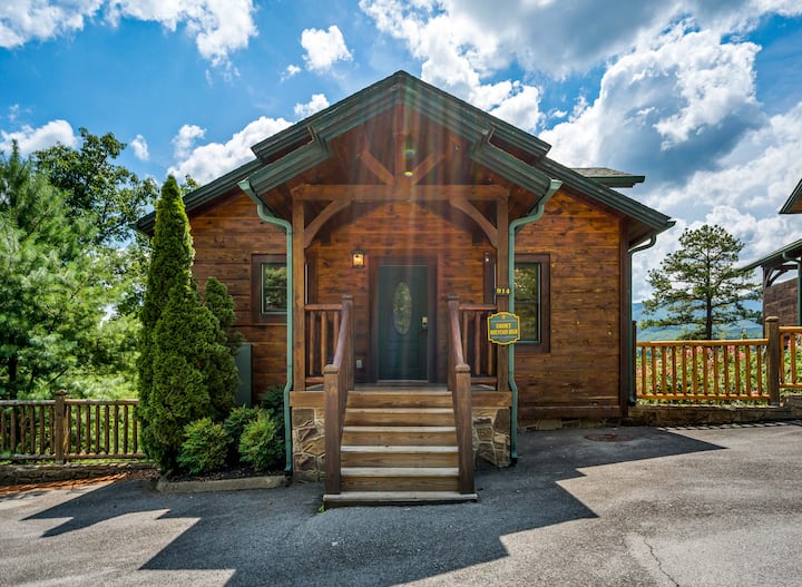 Free Attractions, Gorgeous Views, Game Room, & Hot Tub, Easy Roads - Gatlinburg