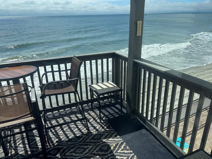Oceanfront Updated Murrells Inlet Condo 
Fireplace - Garden City, SC