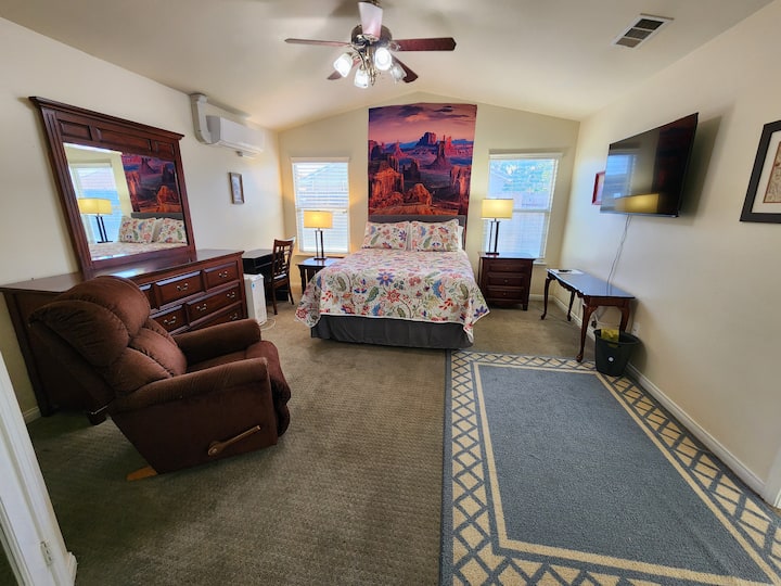 5-bedroom, 3-bath House With Garage And Ev Charger - Bakersfield, CA