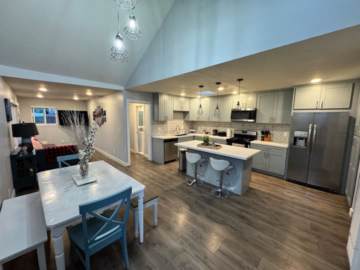 Cozy Retreat: Downtown, Airport, Beach W/in 15 Min - San Diego, CA