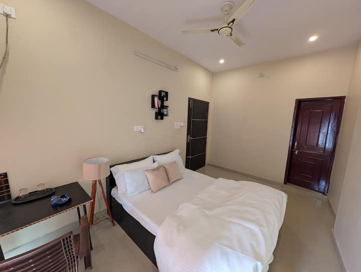 Odyssey Luxurious 1bhk With Balcony & Restaurant - Varanasi