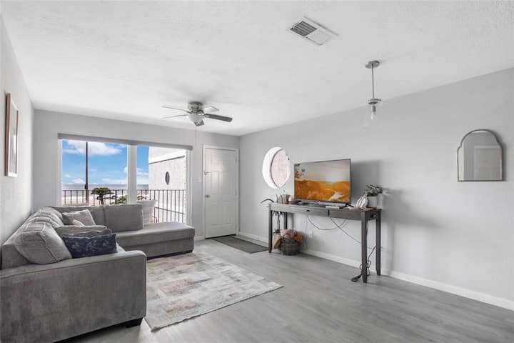 Gorgeous Galveston Condo Right On The Seawall! - Galveston, TX
