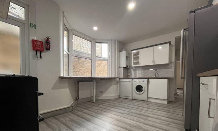 Spacious 5 Bed / Zone 2 Home - Greenwich