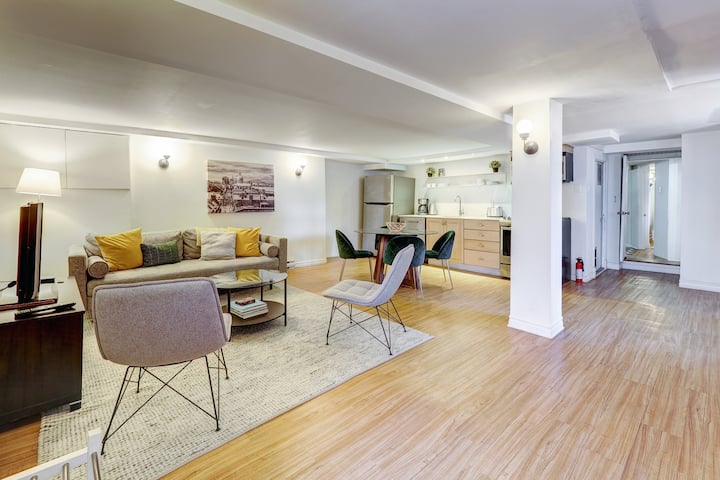 Affluent Neighbourhood | Parking | Workspace - Montreal