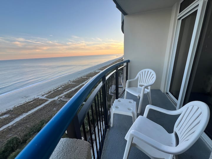 Oceanfront Getaway Boardwalk W/king Bed! - Myrtle Beach