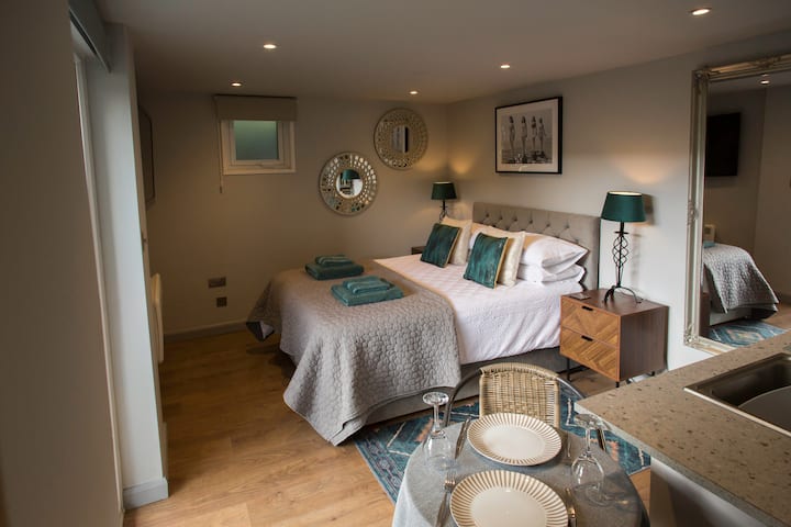 The Studio, Poole
 (Detatched With Private Garden) - Wimborne Minster