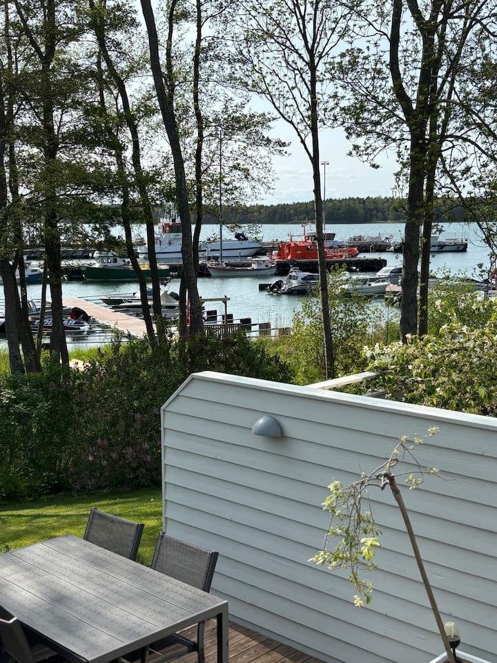 Fin Radhuslägenhet I Tre Våningar Med Sjöutsikt - Mariehamn