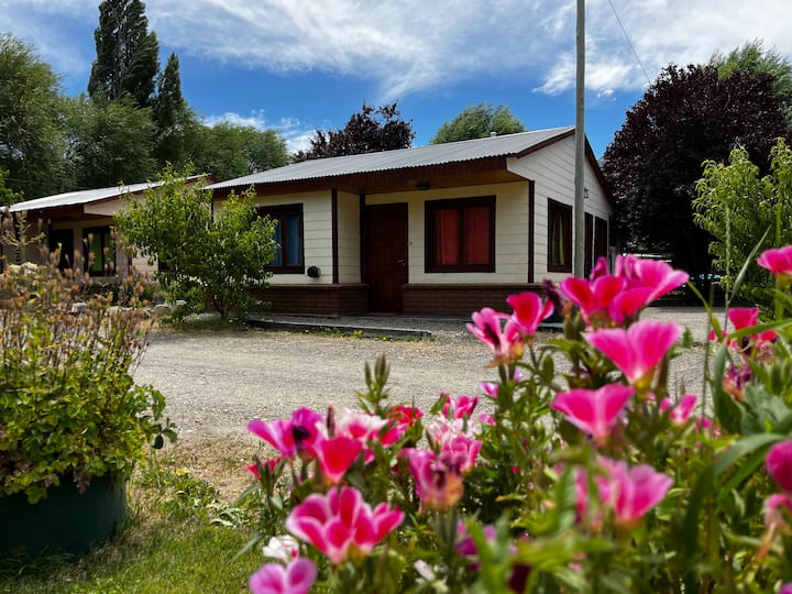 Acogedor Lugar Con Amplio Patio Y Cochera Exterior - Esquel