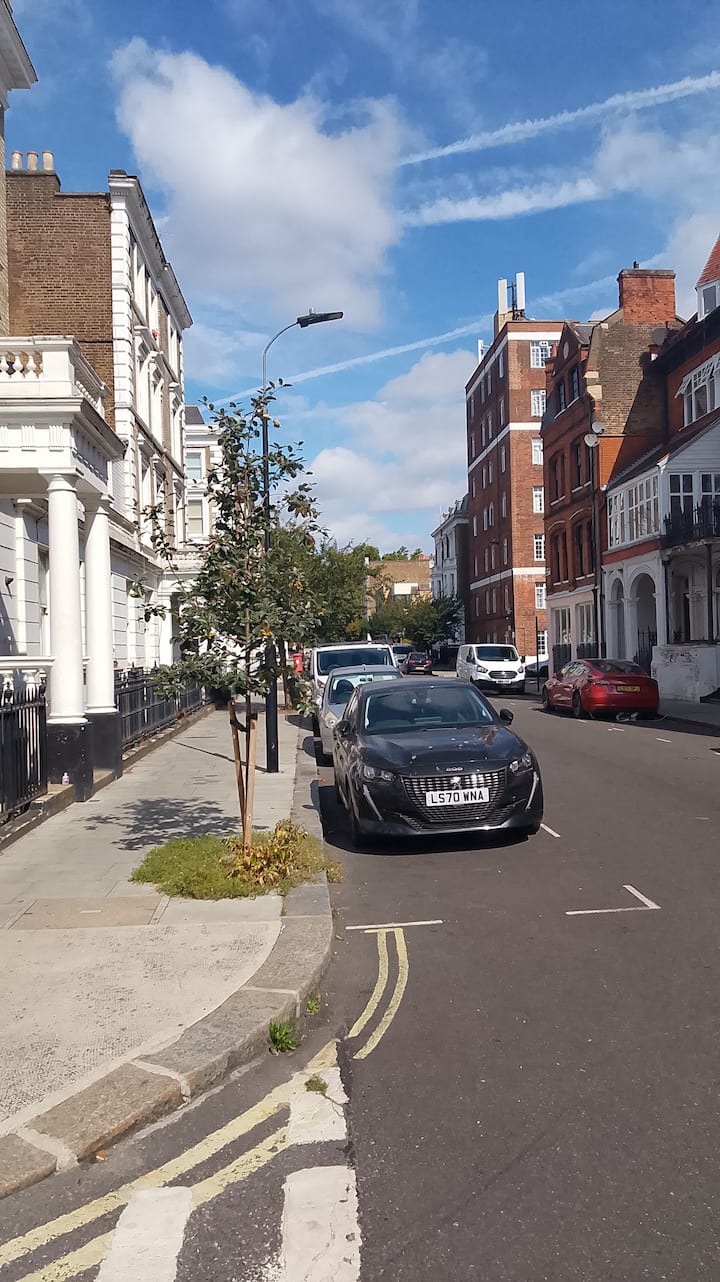 A Beautiful Flat In West Kensington Without A Host - Londra