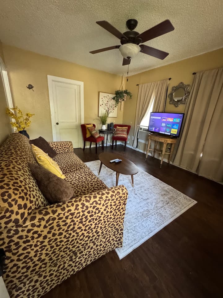 2br Home, Fast Wifi, Fenced Yard, Pet Friendly - Uvalde, TX