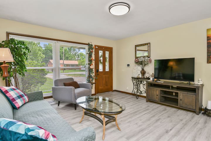 3 Bed Home With A Big Fenced Backyard - Dickerson Park Zoo, Springfield