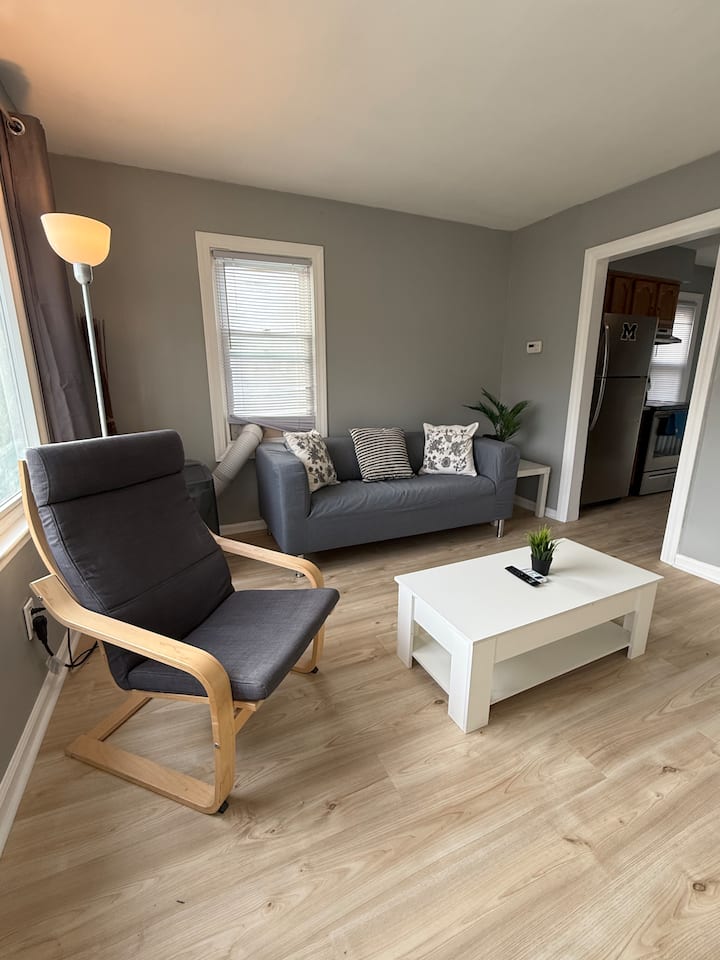 Cozy 4 Bedroom Home Away From Home - Livonia, MI