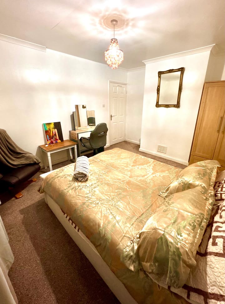 Peaceful Solo Escape: Large Room - Farnham