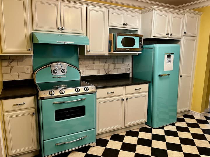 The Hill Flat - Vintage Downtown With Private Deck - 聖約翰