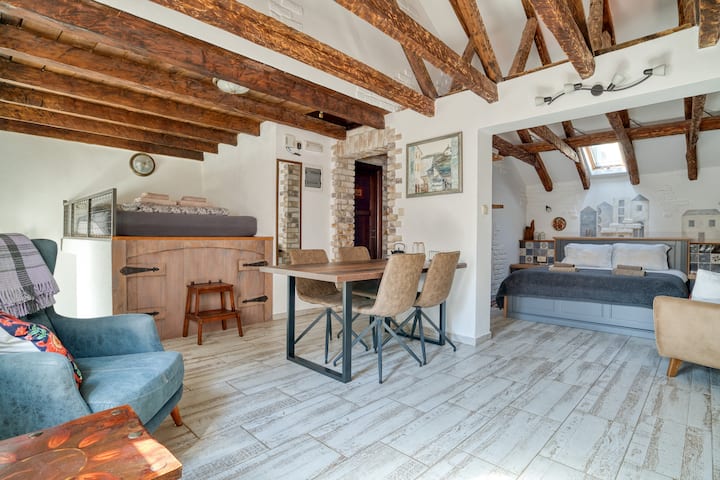 Super Stylish & Comfy Old Town Rooftop Palace Loft - コトル