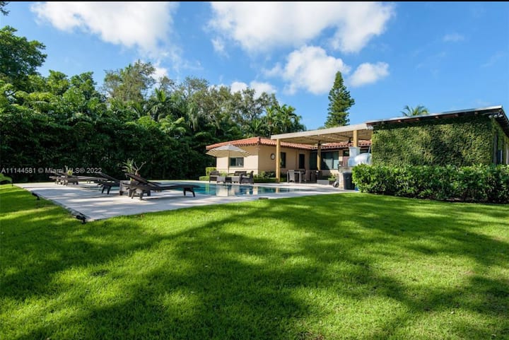 Villa Zen Miami Gated Luxury Home W/ Pool Sleeps 8 - Miami Beach, FL