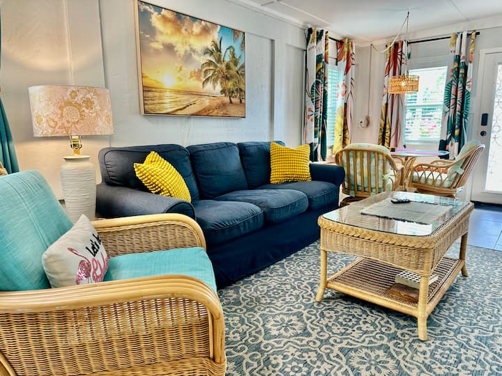 Sun & Fun - 2bedroom (1k,1q). Steps To The Sand - Treasure Island, FL