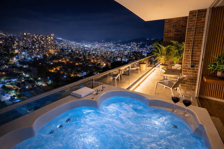 High-rise Luxury Suite W/ Private Jacuzzi +Skyline - 麥德林