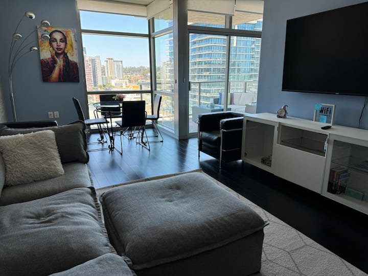 Stylish 1 Bedroom Condo In Downtown High Rise. - California