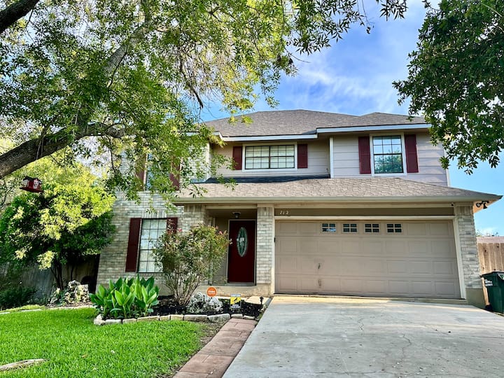 Spacious 4br Home-3mi To The River - San Marcos, TX