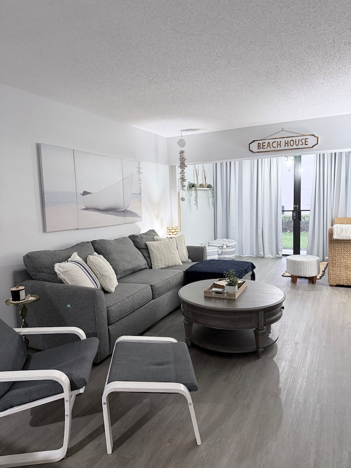 Cozy Beach Retreat In Ocean Village - Fort Pierce, FL