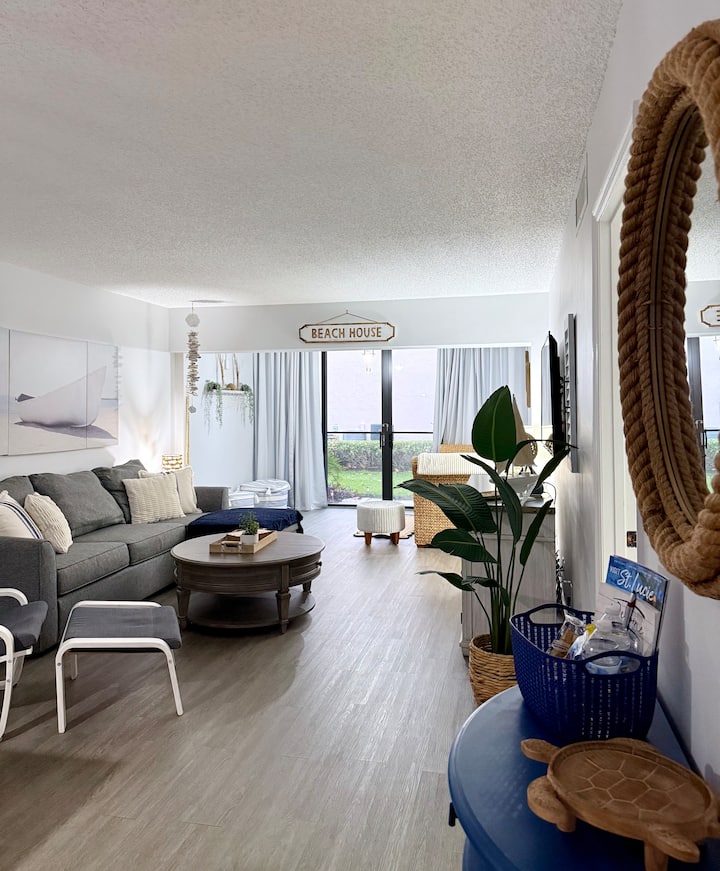 Cozy Beach Retreat In Ocean Village - Fort Pierce, FL
